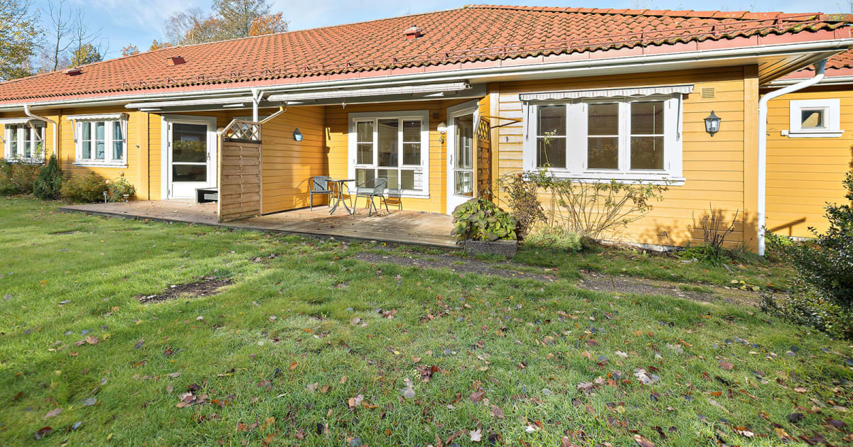 Lettstelt 3 roms omsorgsbolig i med alt på ei flate. 2 uteplasser og egen biloppstillingsplass ...